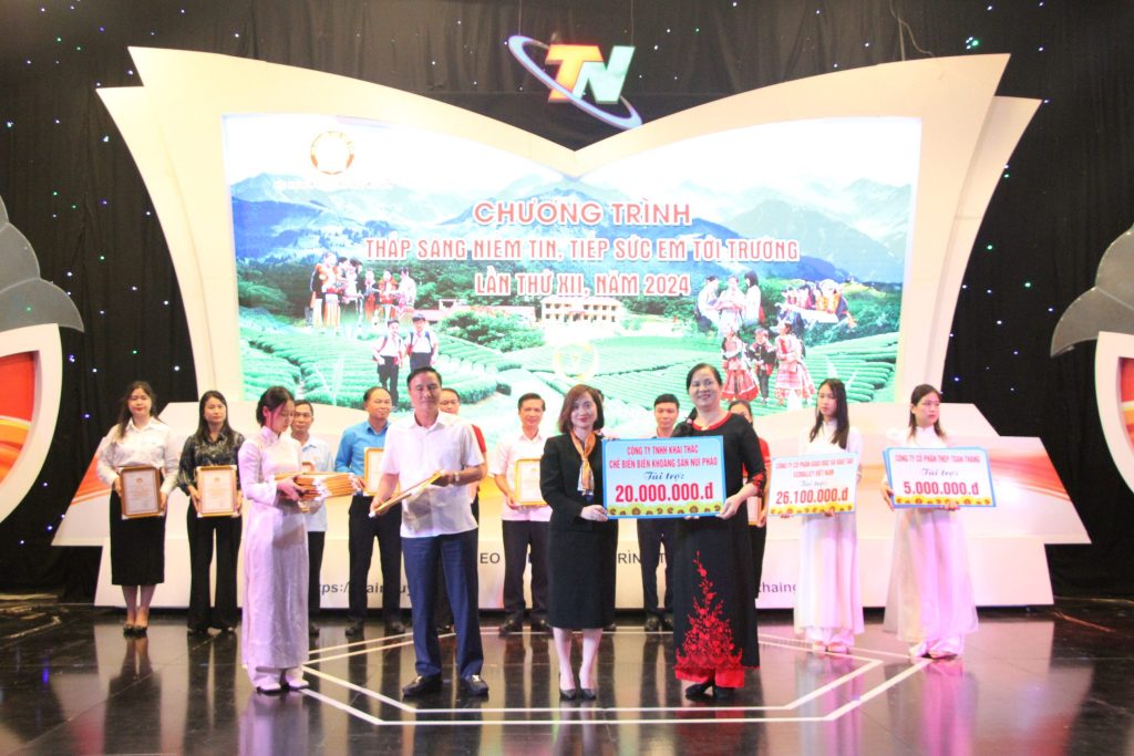 Nui Phao unfurls wings of dreams - Accompanying children to school in ...