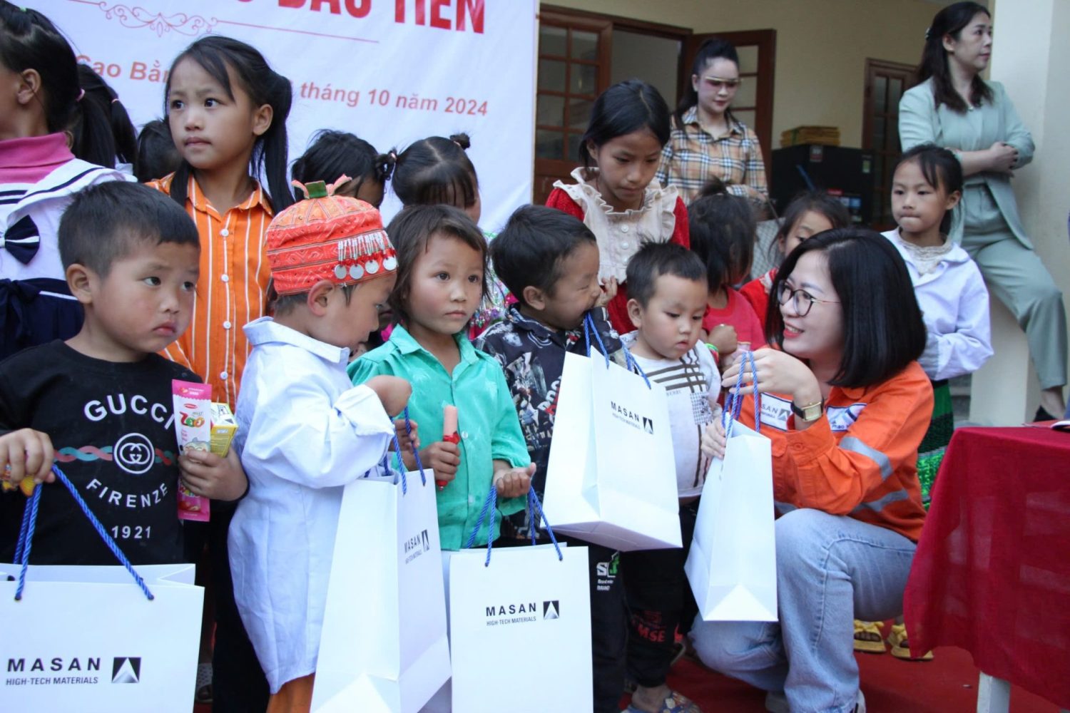 Nui Phao extends love to ethnic minority children at the border - Masan ...